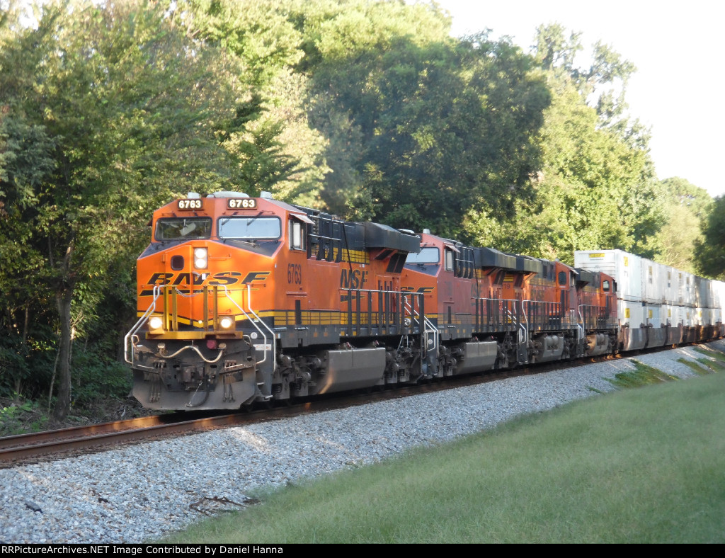 265 rolls west behind a quartet of BNSF GEVO's